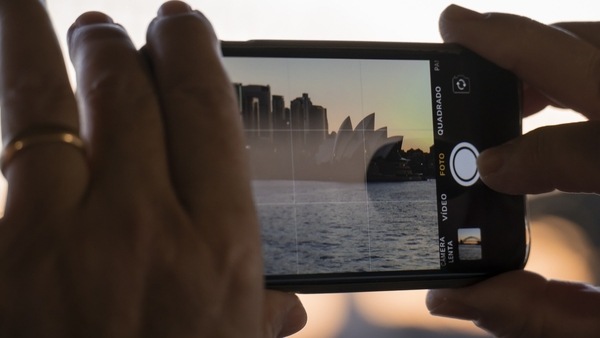This iPhone camera "grid trick" can make anyone click photos like a PRO ...