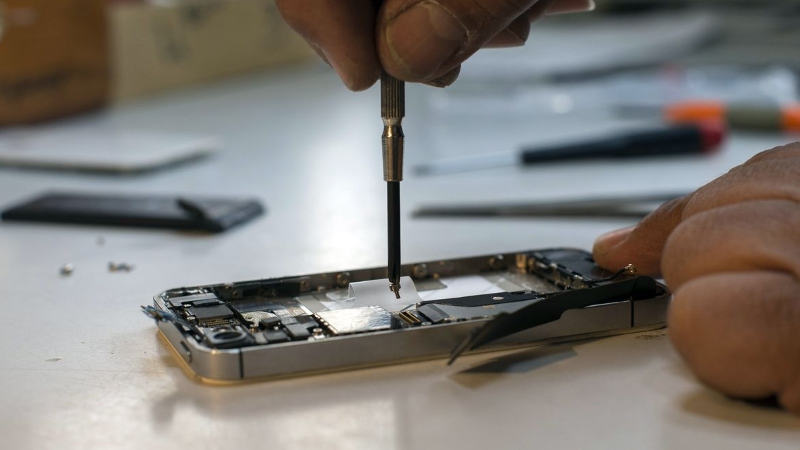 Apple Expands Do-It-Yourself Repair for Macs, iPhones to Europe | Tech ...
