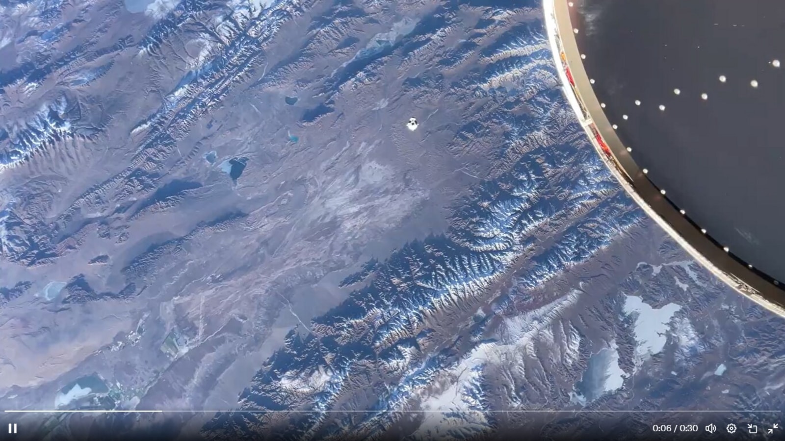 SpaceX Dragon 'Freedom' stuns in captivating flyby under International ...