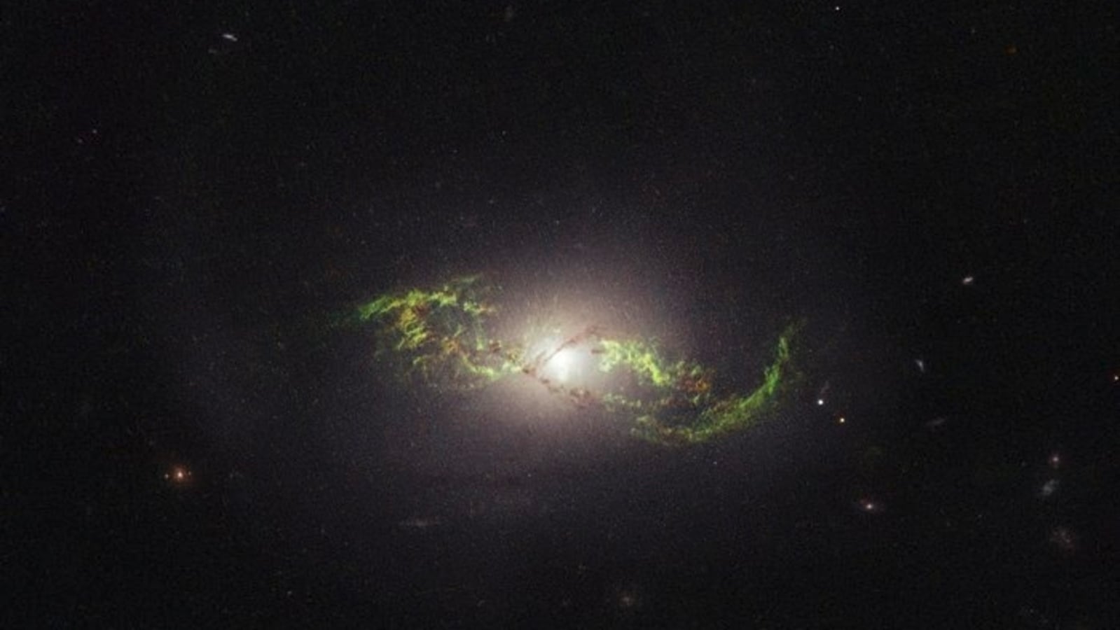 NASA Hubble Space Telescope captures 5 images of enormous supermassive ...