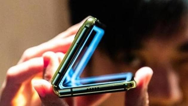 Samsung Galaxy Z Flip: Display crease, side-mounted fingerprint sensor ...