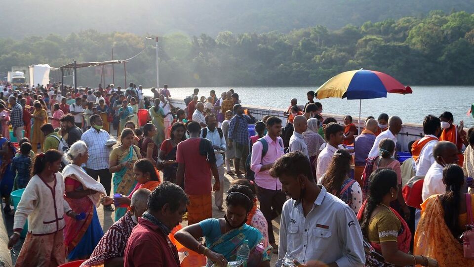 భక్తులతో కిటకిటలాడిన తుంబురు తీర్థం-devotees throng to tumburu ...