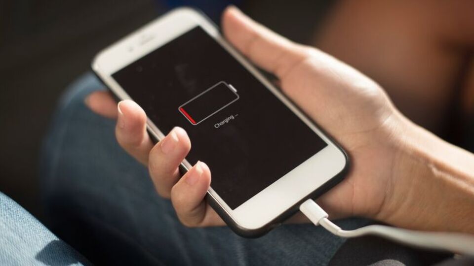 ఛార్జింగ్ పెట్టి ఫోన్ చూస్తున్నారా?.. అయితే ఈ విషయం తెలుసుకోండి!-why ...