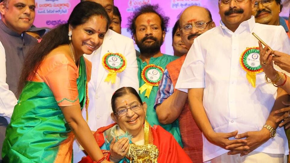 Video: 'ఒక్కేసి పువ్వేసి చందమామ'… సుశీలమ్మ నోట మన బతుకమ్మ పాట-legendary ...