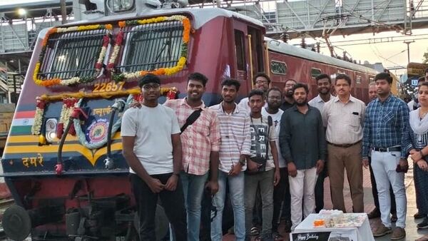 Pinakini Express : రైలు బండికి పుట్టిన రోజు వేడుకలు....-30th birthday ...