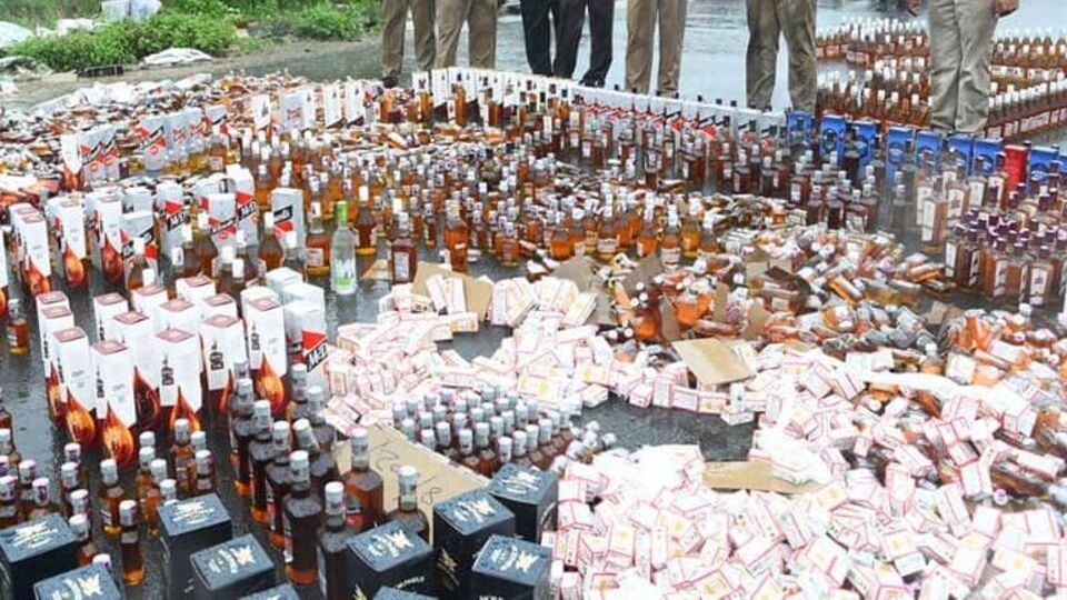 Liquor Prohibition : ఏపీలో మూడు పువ్వులు ఆరు కాయలుగా మద్యం వ్యాపారం ...