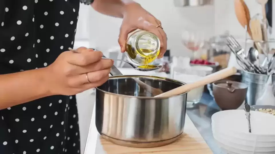 Less Oil Cooking Tips : వంటలో నూనె వేయాలి.. నూనెలో వంట కాదు..-cooking ...