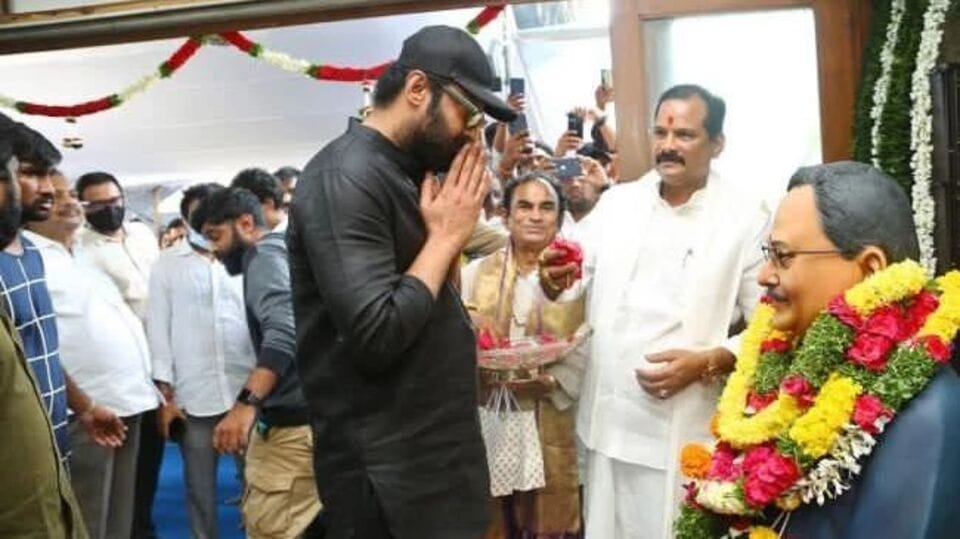 Prabhas paid homage to Krishnam Raju: కృష్ణంరాజుకు నివాళి అర్పించిన ...