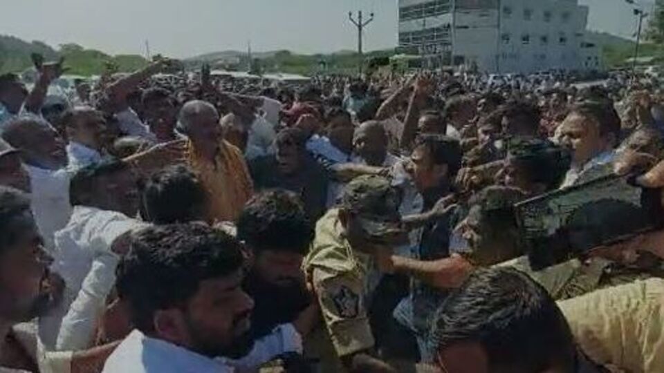 YCP Internal Clashes:పెనుగొండ వైసీపీలో వర్గపోరు.. మంత్రి కాన్వాయ్ ...