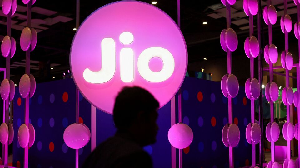 Jio Down: జియో సేవలకు అంతరాయం.. చాలా మందికి నో సిగ్నల్ సమస్య!-reliance ...