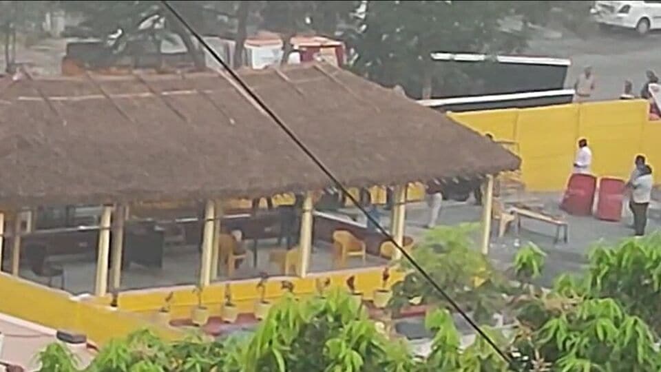 Gollapudi Tdp Office : టీడీపీ కార్యాలయం తొలగింపుతో ఉద్రిక్తత ... Gollapudi Tdp Office : టీడీపీ కార్యాలయం తొలగింపుతో ఉద్రిక్తత ...