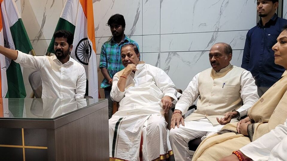 T Congress: గాంధీభవన్‌కు డి.శ్రీనివాస్... కాంగ్రెస్ లో చేరిక-senior ...