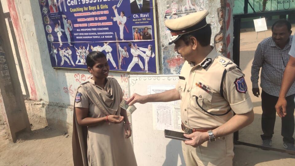 Woman Cop stops CP : బాస్.. ఫోన్ ఇవ్వాల్సిందే! రాచకొండ సీపీని ఆపిన ...