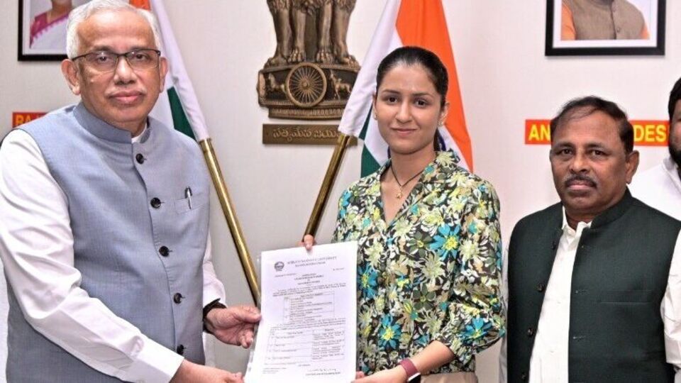 Naina Jaiswal Phd: 22ఏళ్లకే పిహెచ్‌డి పూర్తి చేసిన నైనా జైస్వాల్ ...