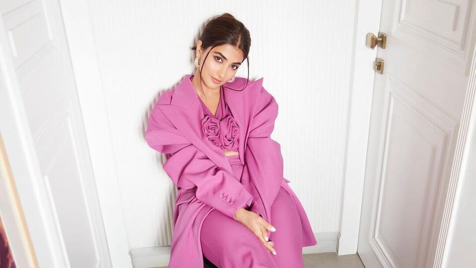 Pooja Hegde Latest Photoshoot పింక్ బ్లేజ‌ర్‌లో బుట్ట‌బొమ్మ అందాలు