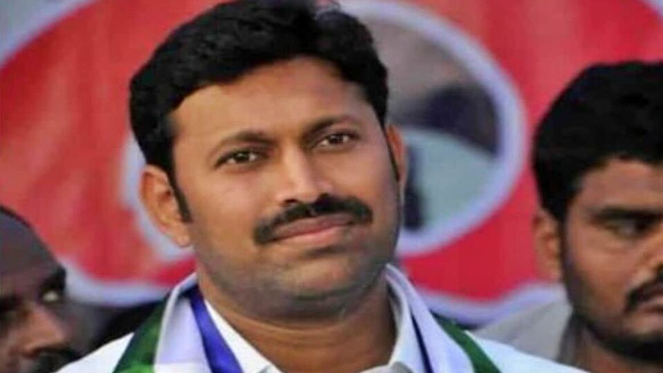 Ys Avinash Reddy: సిబిఐ విచారణకు అవినాష్ దూరం..తల్లికి అనారోగ్యమే కారణం ...