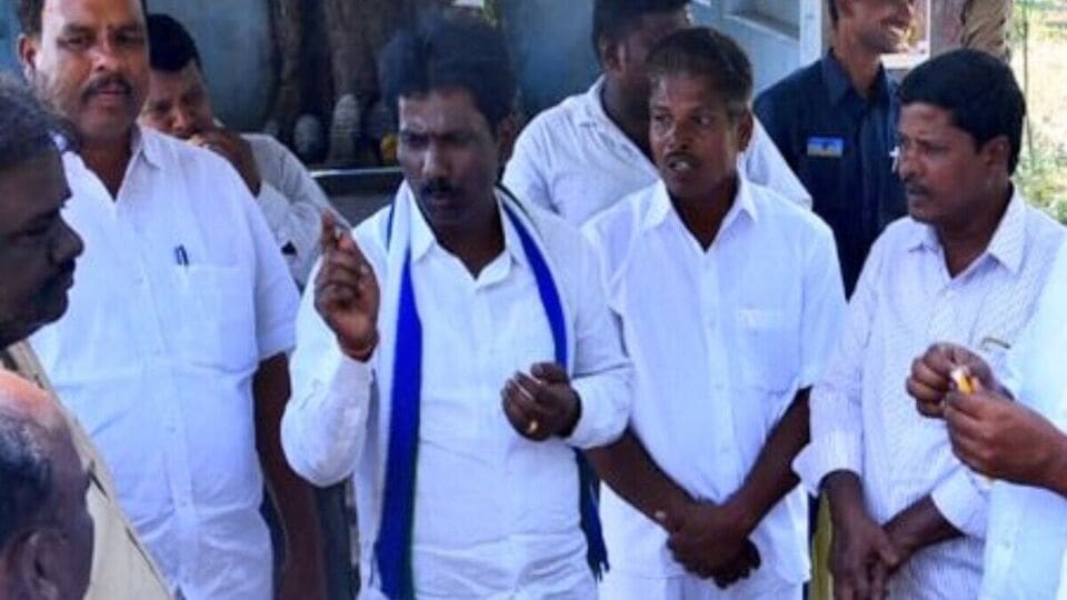 Ysrcp Mla MS Babu : గడప గడపకు వెళ్లిన ఎమ్మెల్యేకు షాకిచ్చిన గ్రామస్థులు ...
