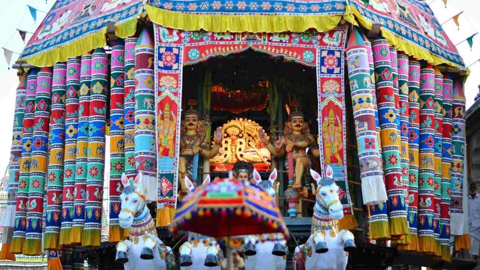 తిరునల్లార్‌ శనీశ్వరుడి ఆలయంలో రథోత్సవం-rathotsavam in thirunallar ...