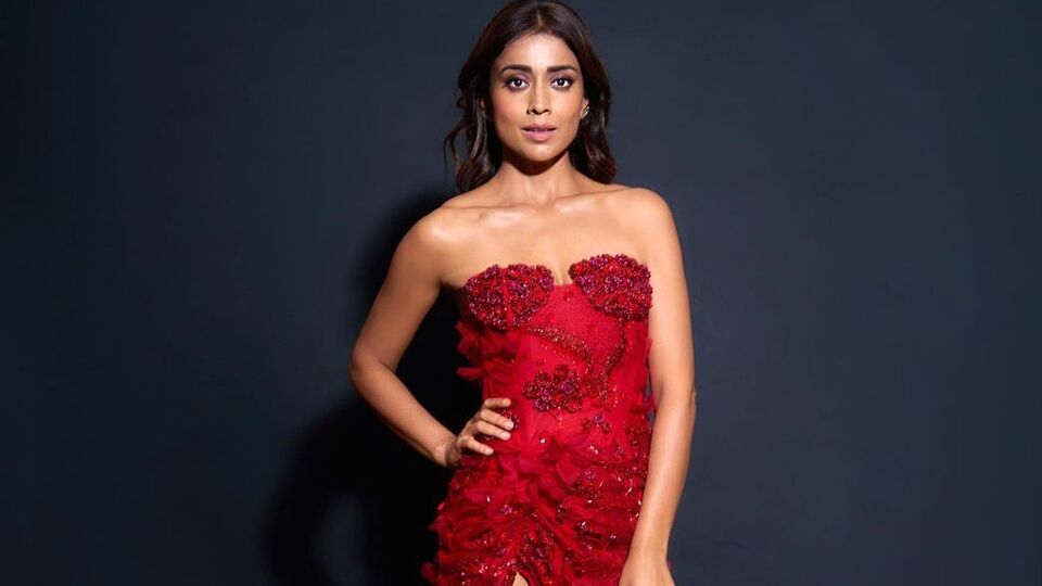 Shriya Hot Photos పొట్టి డ్రెస్‌లో శ్రియ ప‌రువాల విందు Shriya Saran