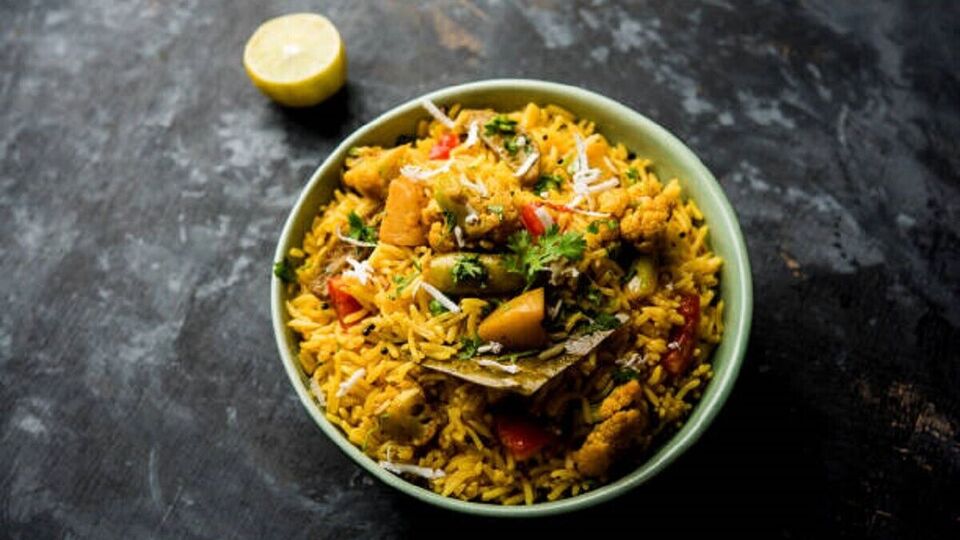 Masala Bhat Recipe । మాన్‌సూన్ తినండి మసాలా రైస్ భాట్.. దీని రుచి ...