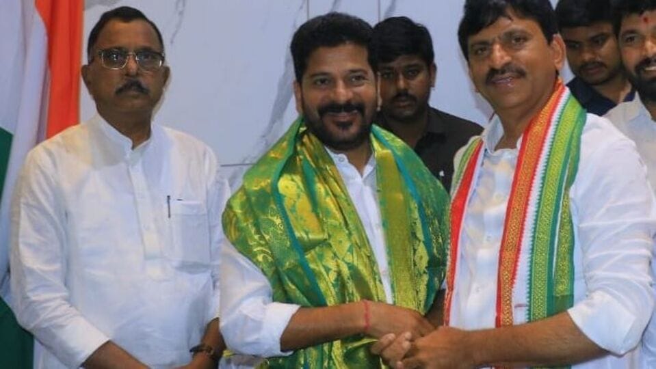 Telangana Congress: గాంధీభవన్‌కు పొంగులేటి.. స్వాగతం పలికిన రేవంత్ ...