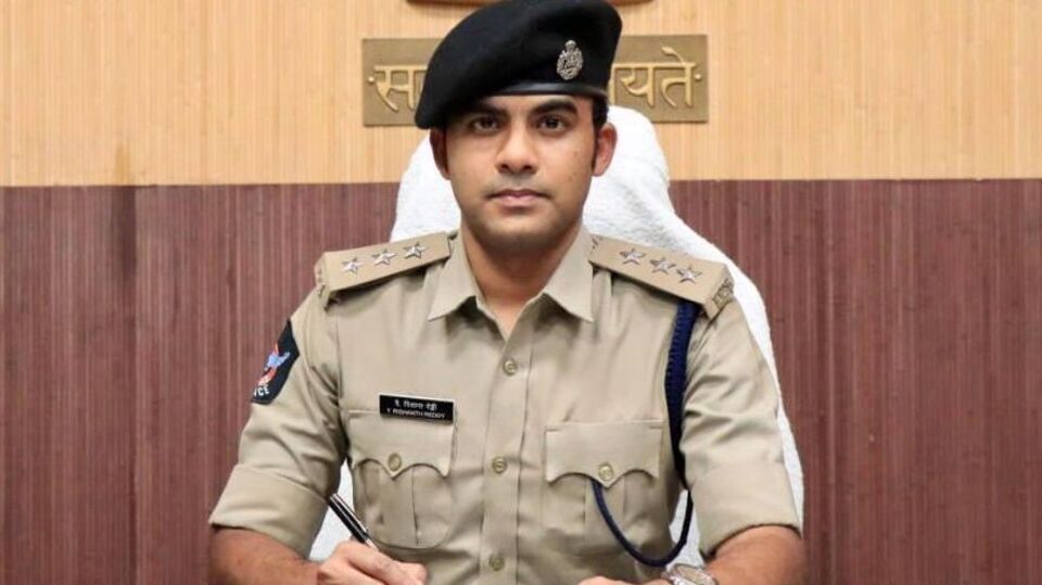 Police Anarchy: ఎస్పీ రిషాంత్ రెడ్డిపై చర్యలకు నర్సీపట్నం యువకుడి ...