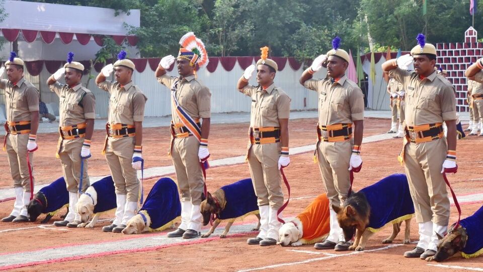 Police Dogs Parade : అబ్బురపరిచిన పోలీస్ జాగిలాల సాహస విన్యాసాలు ...