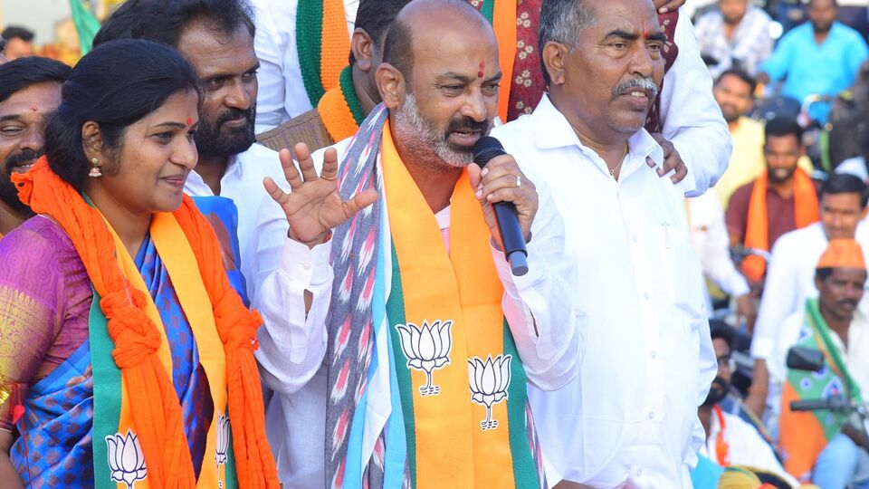 Bandi Sanjay Comments : బీఆర్ఎస్, కాంగ్రెస్ గెలిచినా మళ్లీ ఎన్నికలే ...