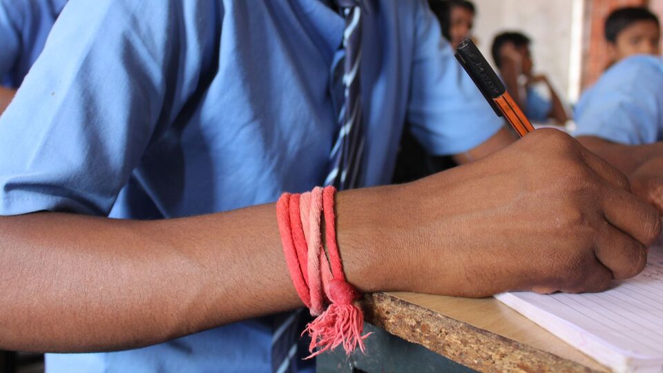 Thread on wrist: మణికట్టుకి రంగు దారం ఎందుకు కట్టుకుంటారు?-why hindus ...