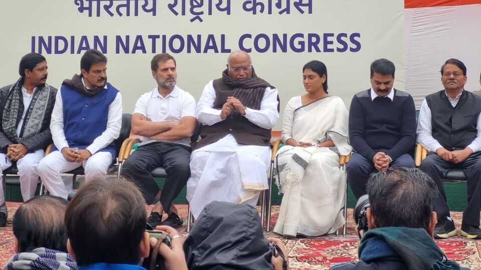 YSRTP Merge With Congress : వైఎస్ఆర్టీపీ విలీనం.. కాంగ్రెస్‌లో చేరిన వైఎస్ షర్మిల-ysrtp chief ys ...