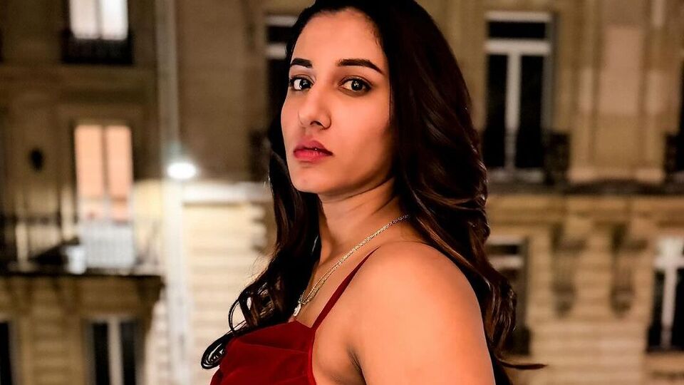 Anchor Vishnu Priya: యాంకర్ విష్ణు ప్రియ జబర్దస్త్ అందాలు.. ఓర చూపులతో ...