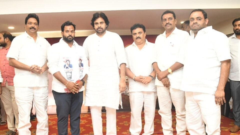 Janasena Candidates : ముందు ప్రకటించిన అభ్యర్థిని మార్చిన పవన్ ...