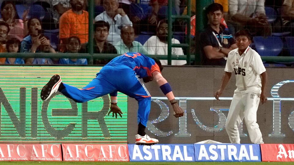 Hardik Pandya Catch: బౌండరీ లైన్ వద్ద పల్టీలు కొట్టినా క్యాచ్ వదలని హార్దిక్ పాండ్యా.. వీడియో ...