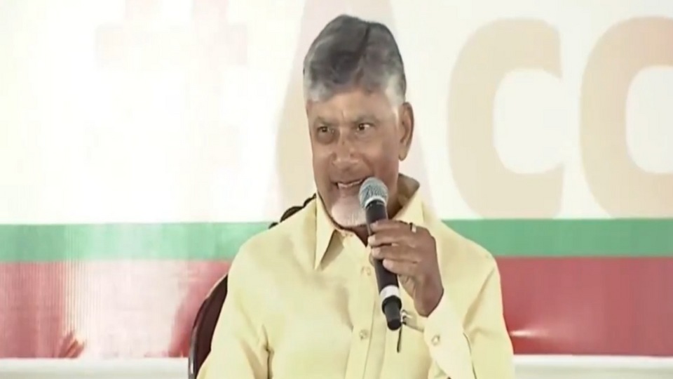 CM Chandrababu : నిన్న హోంమంత్రికి కానిస్టేబుల్ ప్రశ్న-నేడు మహిళా ఉద్యోగులందరికీ సీఎం చంద్రబాబు ...