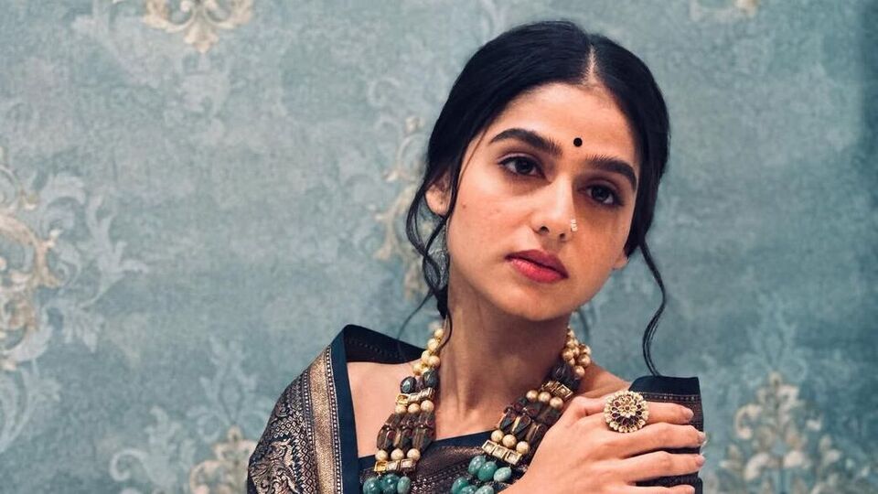 చీర‌క‌ట్టులో రేఖ‌చిత్రం హీరోయిన్ - ట్రెడిష‌న‌ల్ లుక్‌లో అన‌స్వ‌ర రాజ‌న్ ...