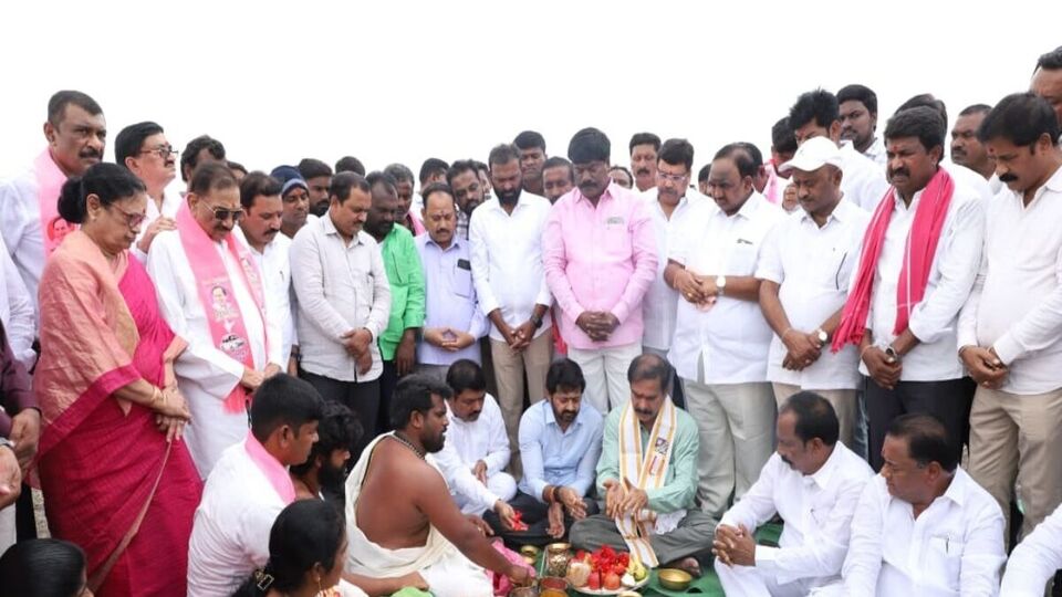 BRS Meeting : బీఆర్ఎస్ సిల్వర్ జూబ్లీ వేడుకలకు అంకురార్పణ, భూమిపూజ ...